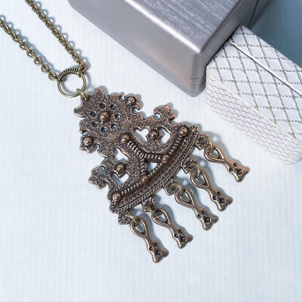 KALEVALA Karkun riipus - Holmasto