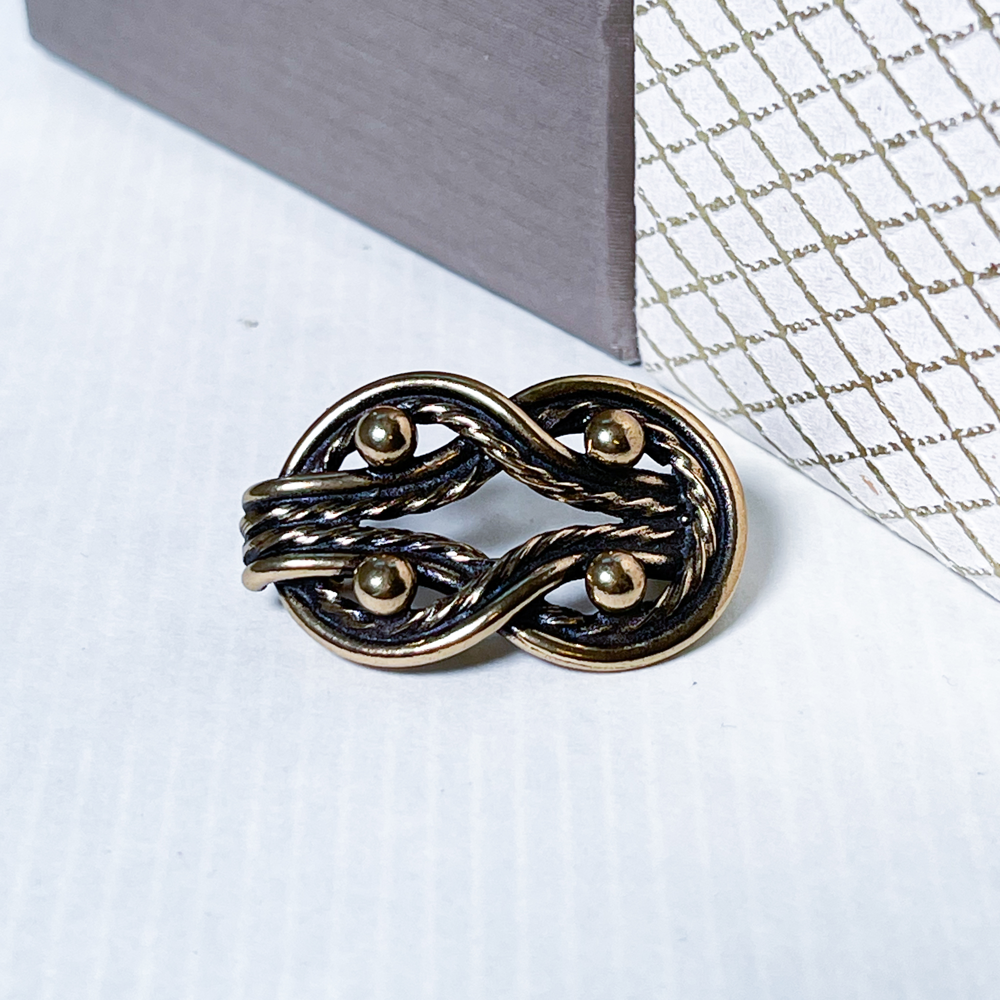 KALEVALA Teljänneito- rintaneula - Holmasto