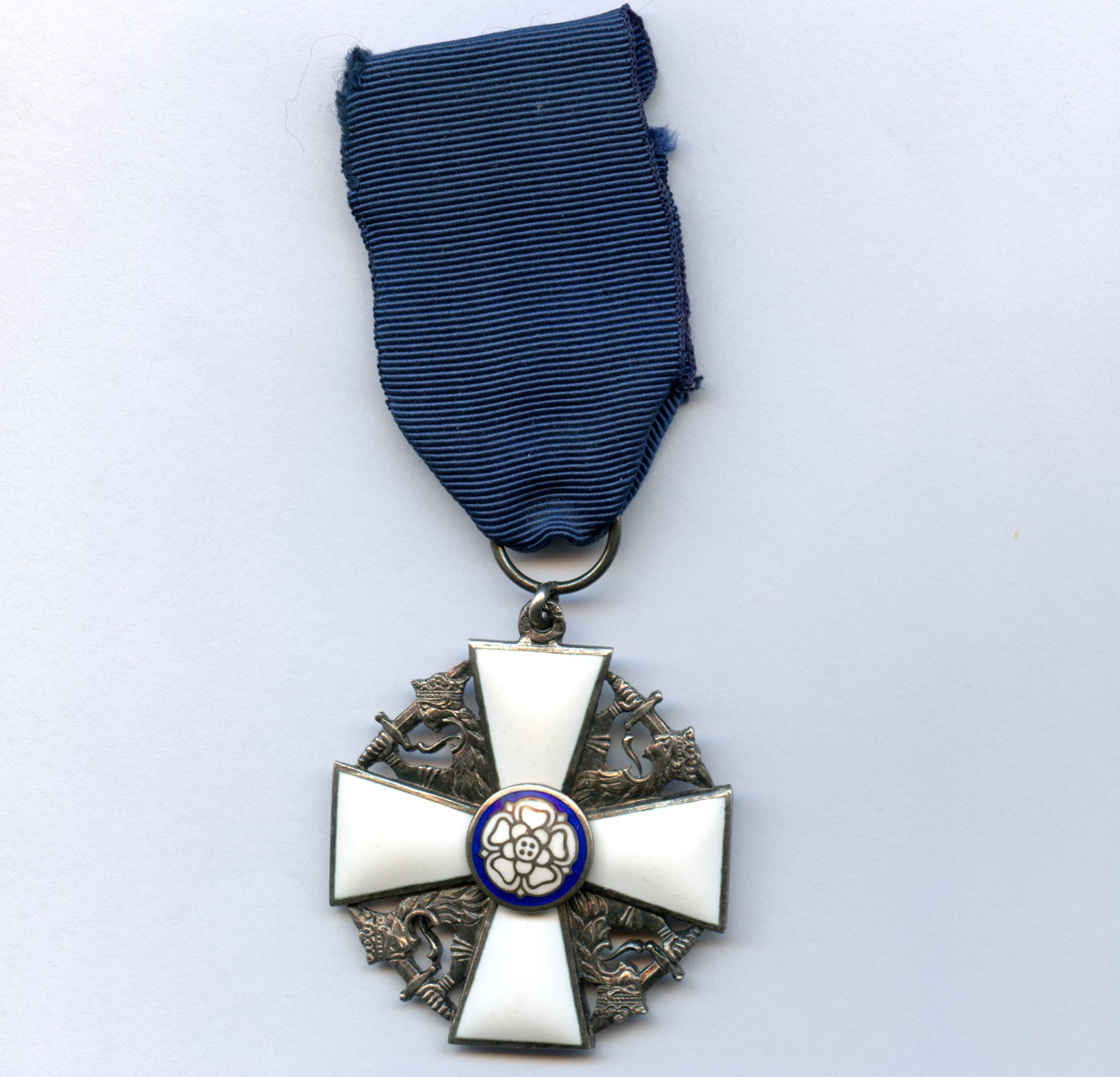 Suomen Valkoisen Ruusun ritarimerkki. - Holmasto