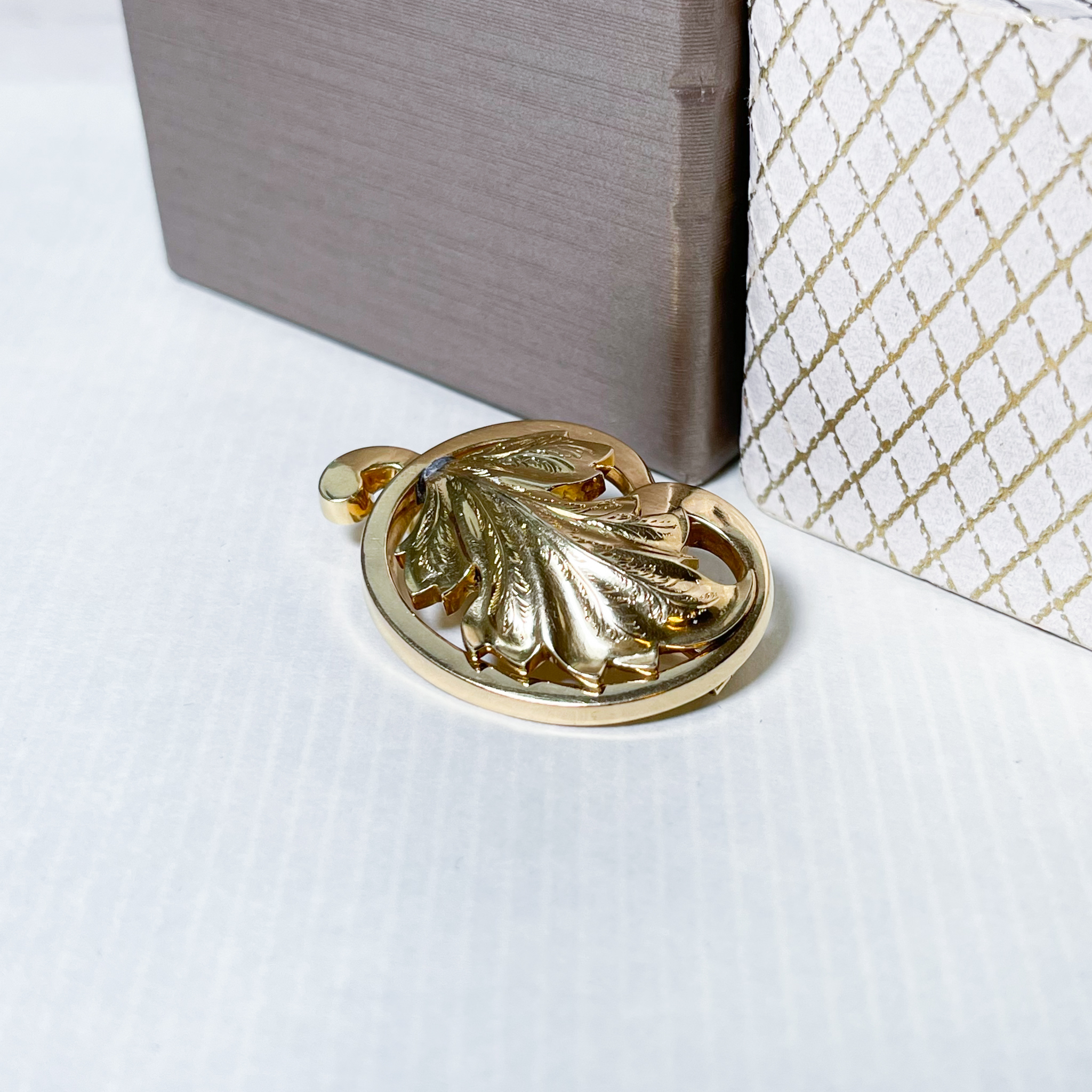 Rintaneula - Holmasto antiikki antiikkikoru