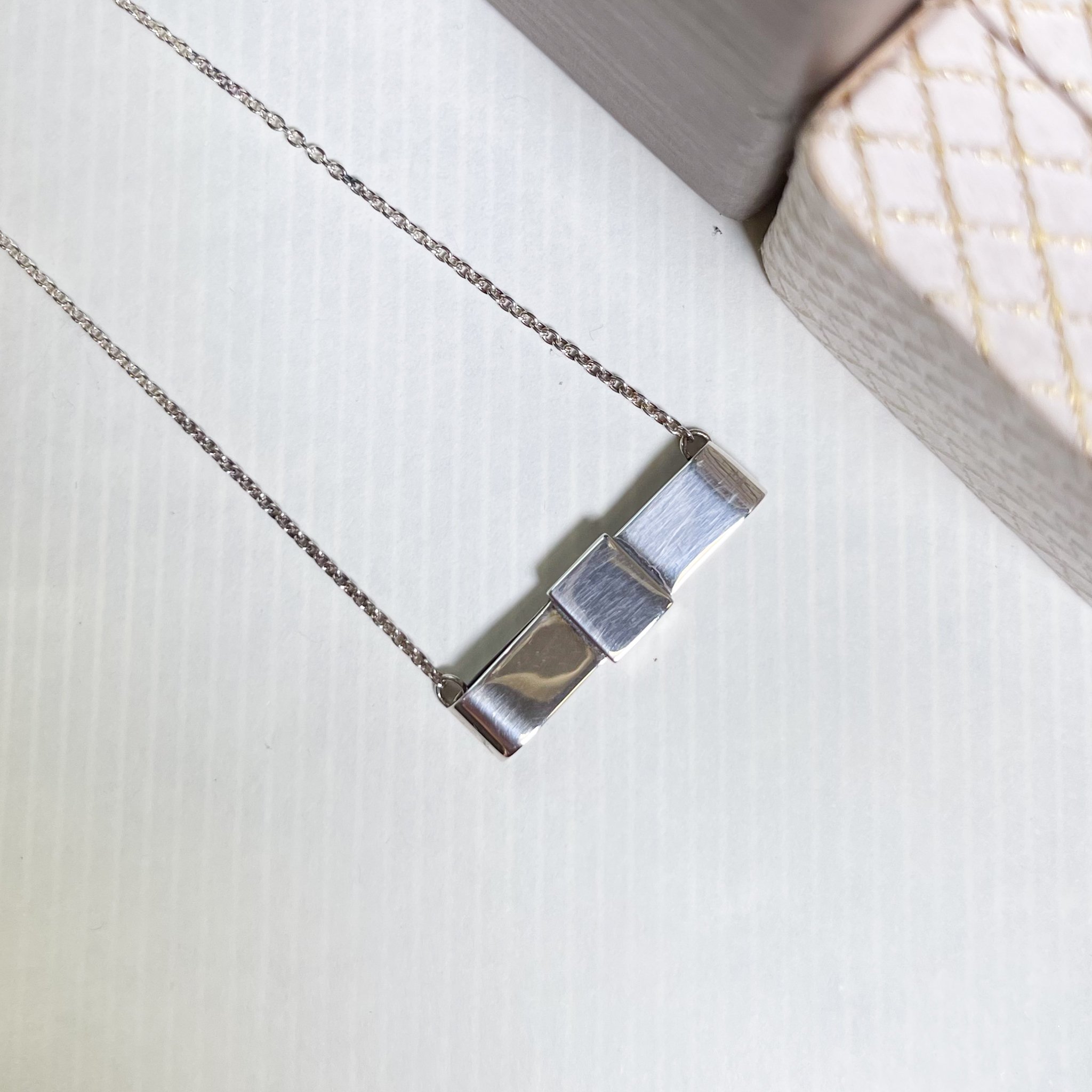 EFVA ATTLING Bow Wow Wow- kaulakoru - Holmasto