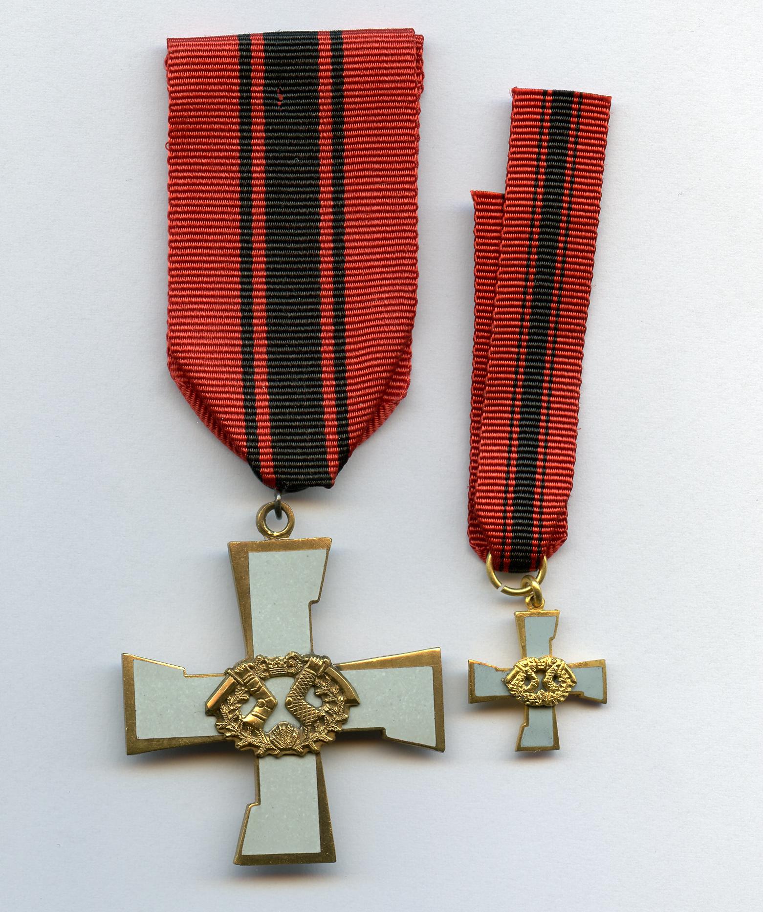 Karjalan risti + pienoismerkki. - Holmasto