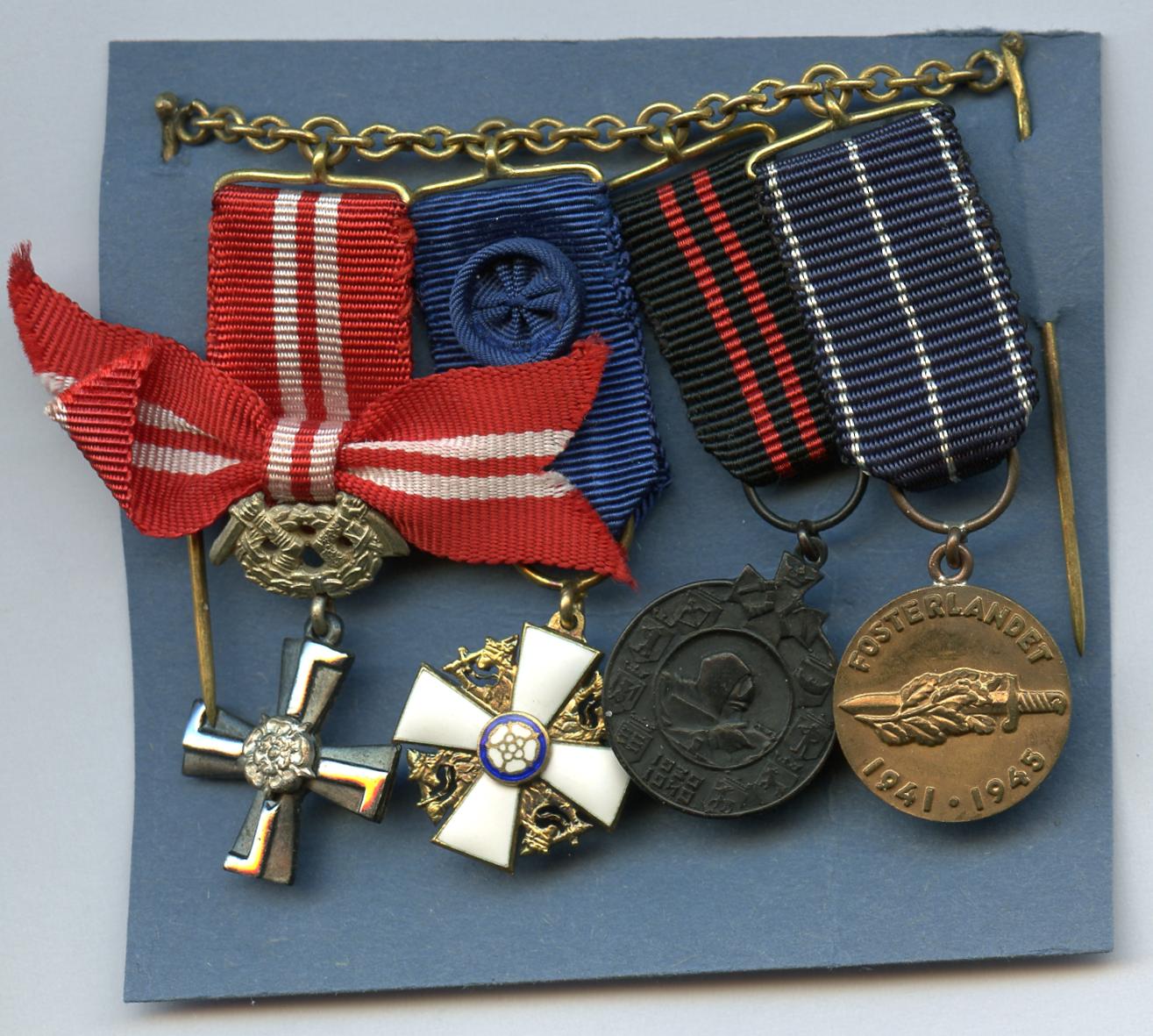 Pienoiskunniamerkkiketju (4 merkkiä)/Miniature chain with 4 miniatures ...