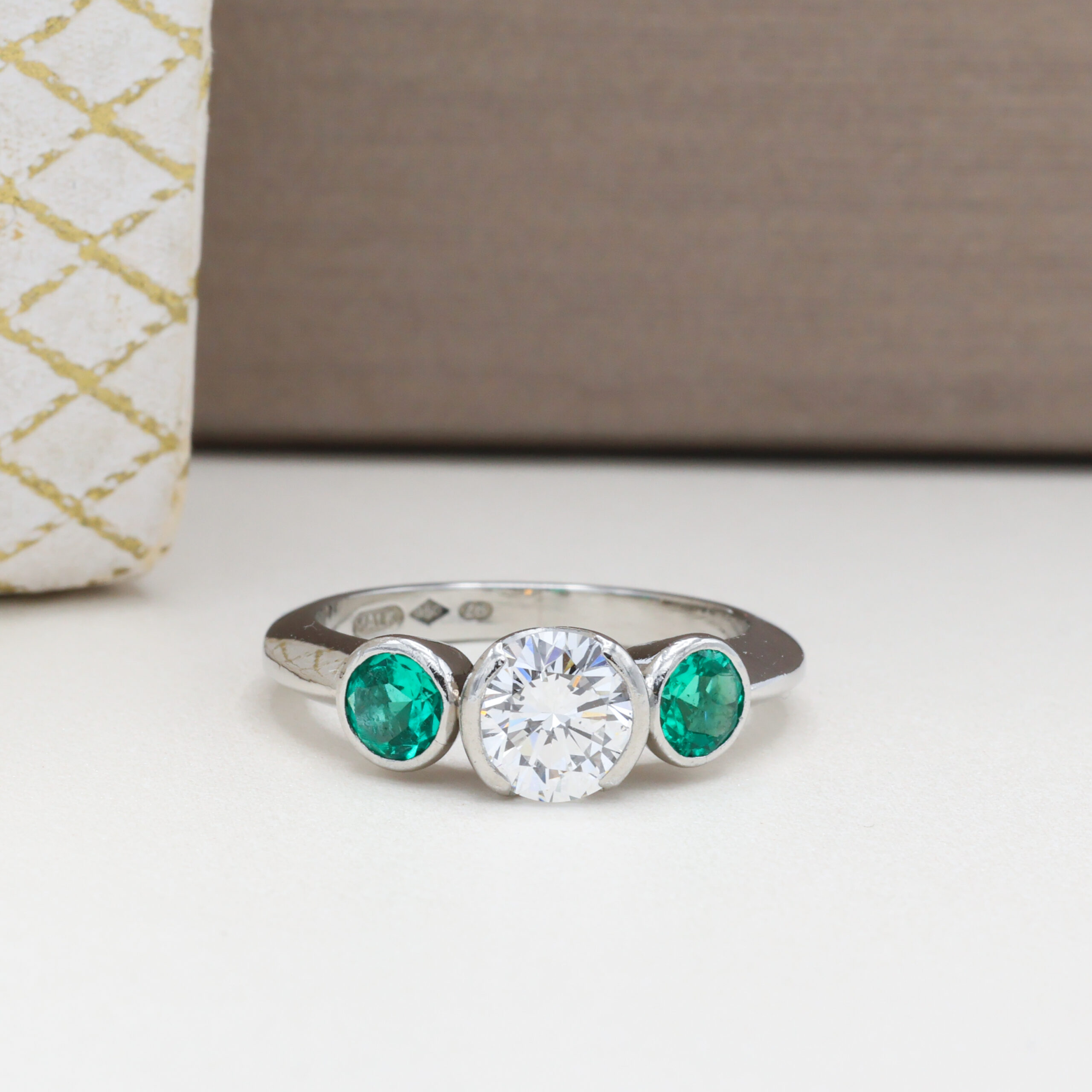 Smaragdi- timanttisormus 0,56 + 1,05 ct - Holmasto